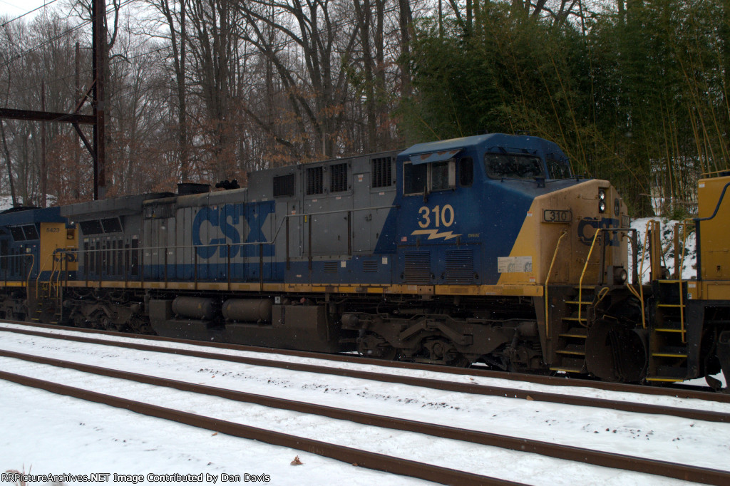 CSX AC44CW 310 in YN2 paint trails on S418-14